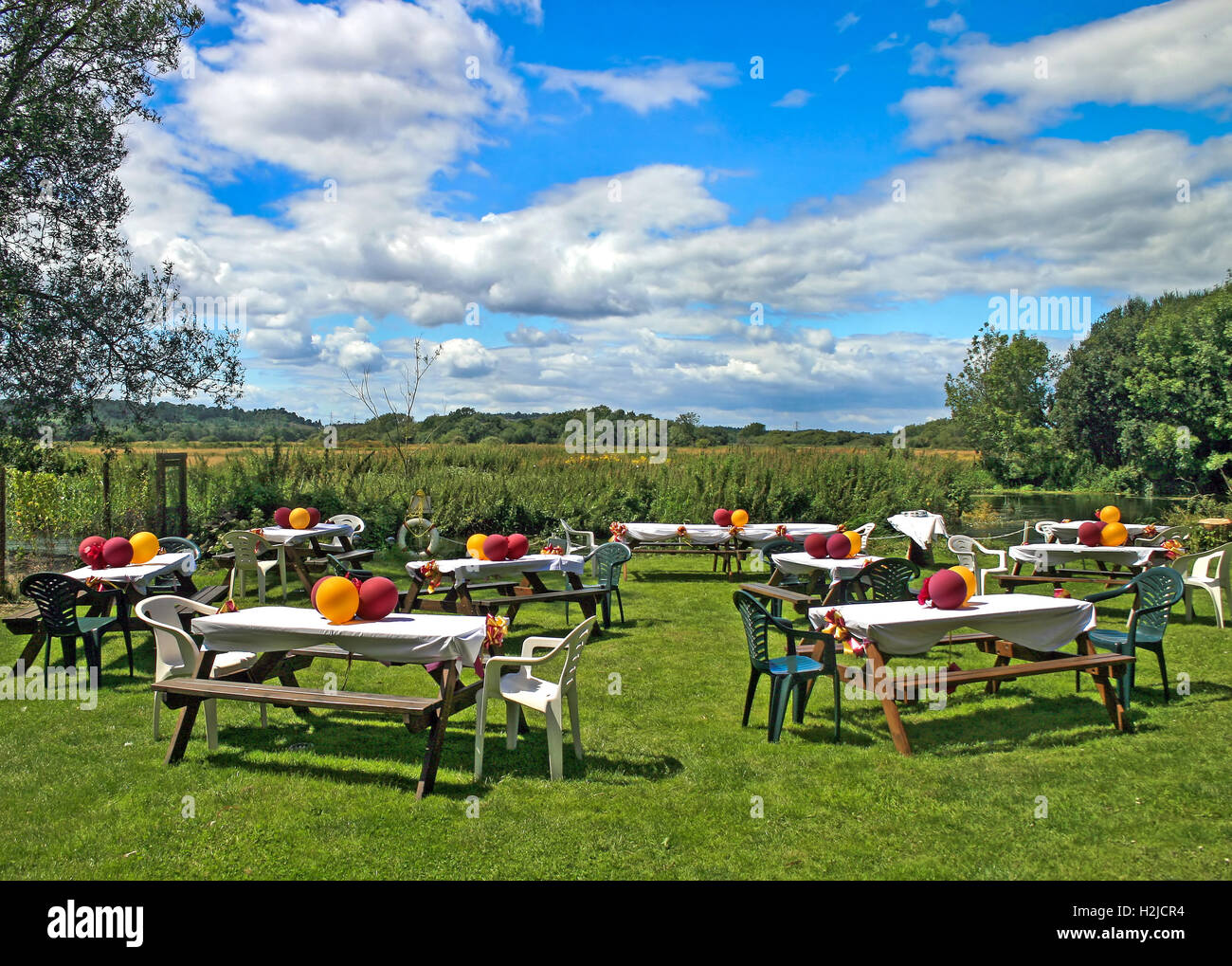 Red white wedding reception tables hi-res stock photography and images ...