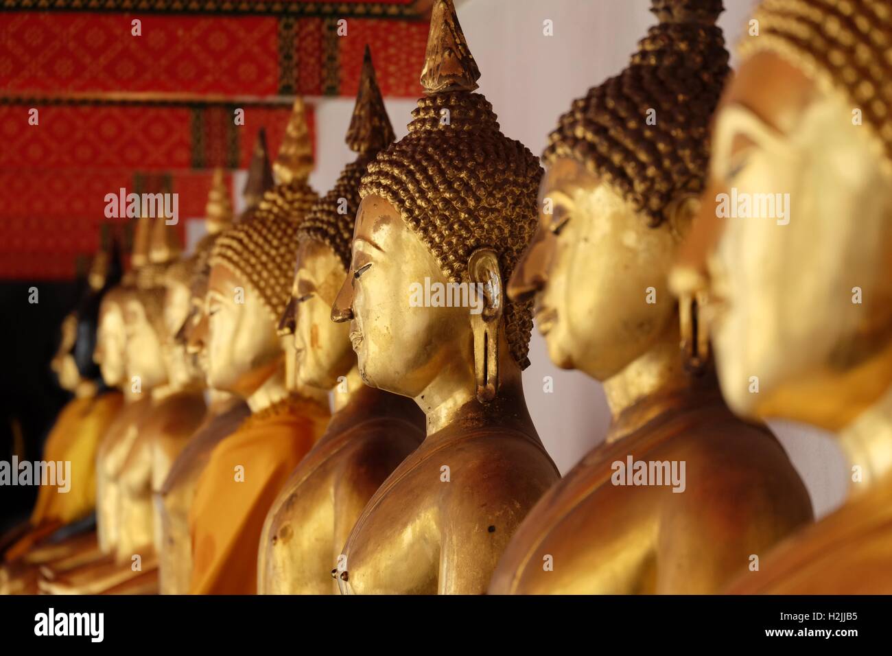 Line statues in prayer hi-res stock photography and images - Alamy