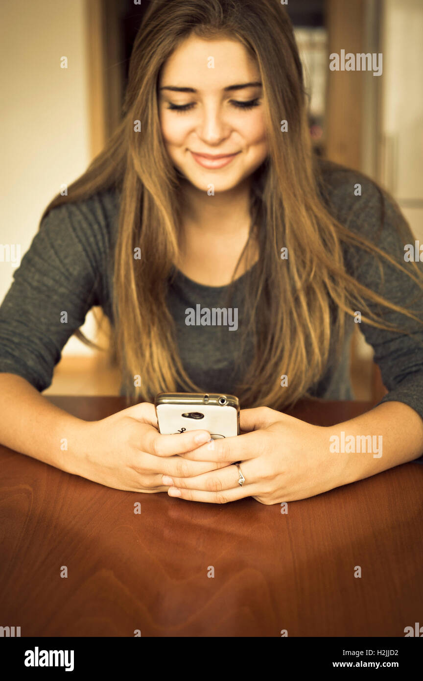 brunette tween girl texting Stock Photo - Alamy