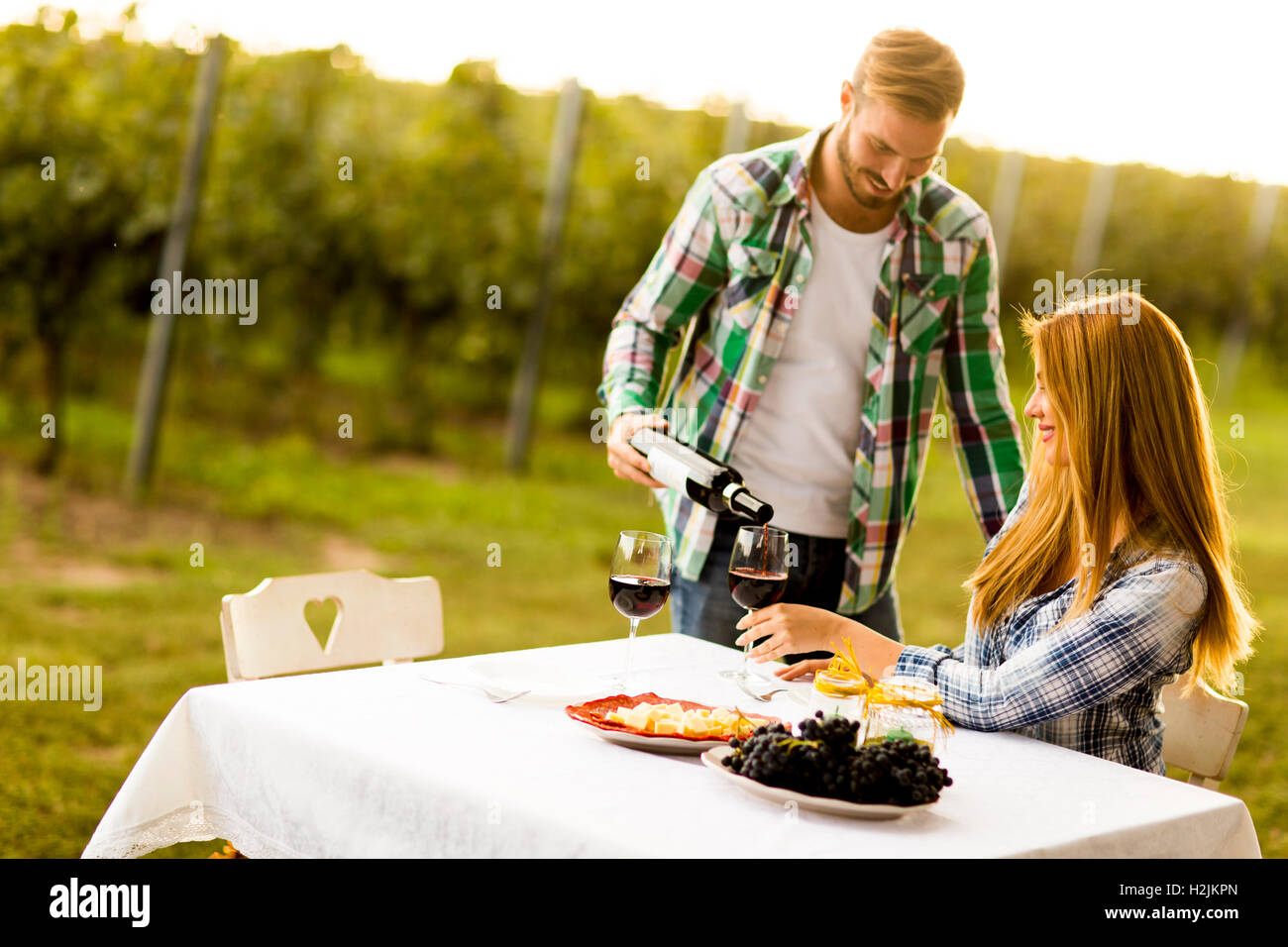 Young couple having dinner at vineyard countryside Stock Photo - Alamy