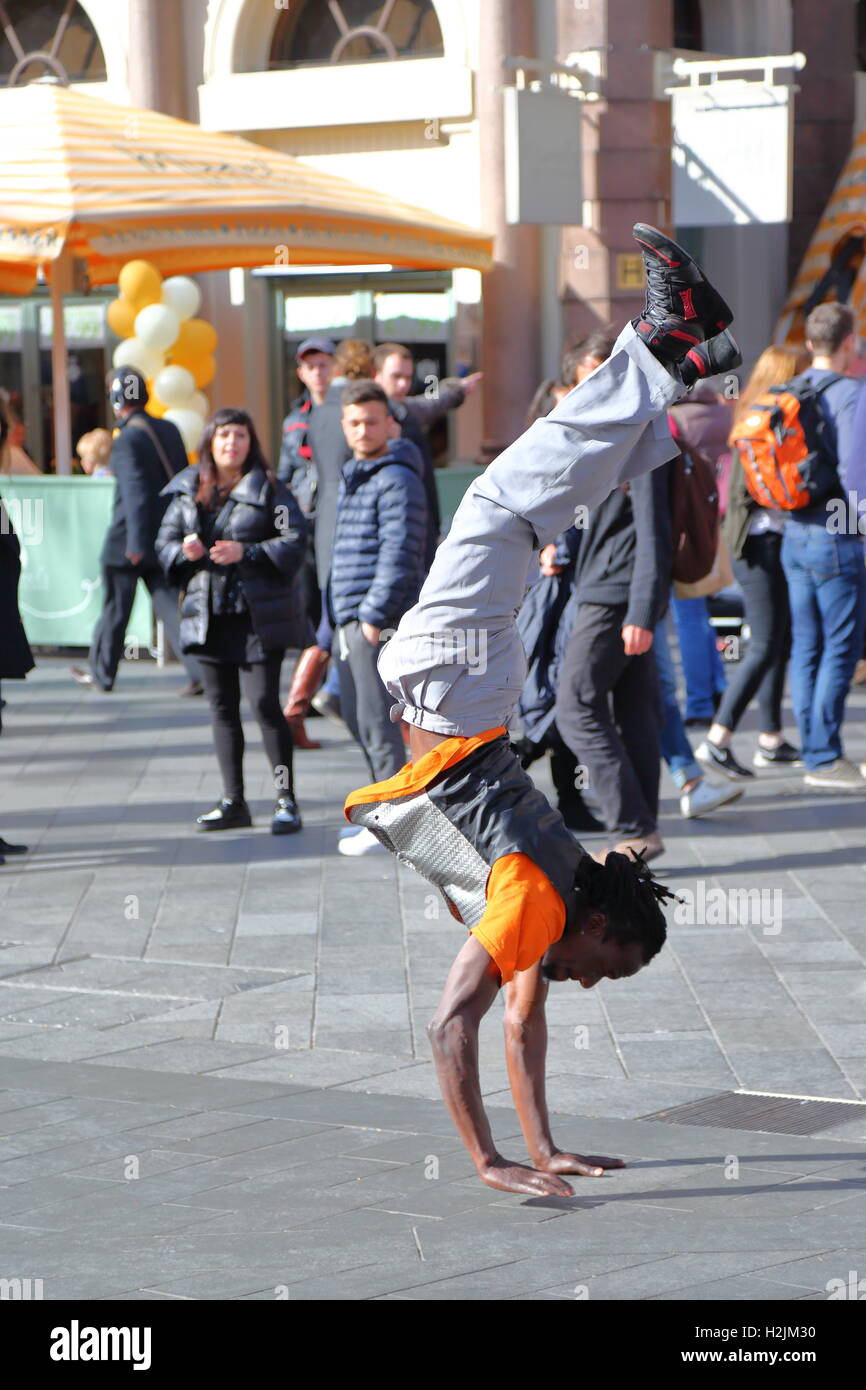 A street performer captures the audience in Leicester Square, London ...