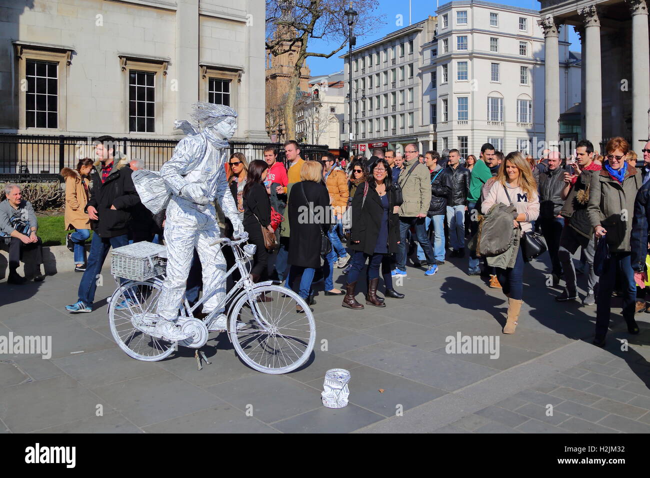 A street performer captures the audience in Trafalgar Square, London ...