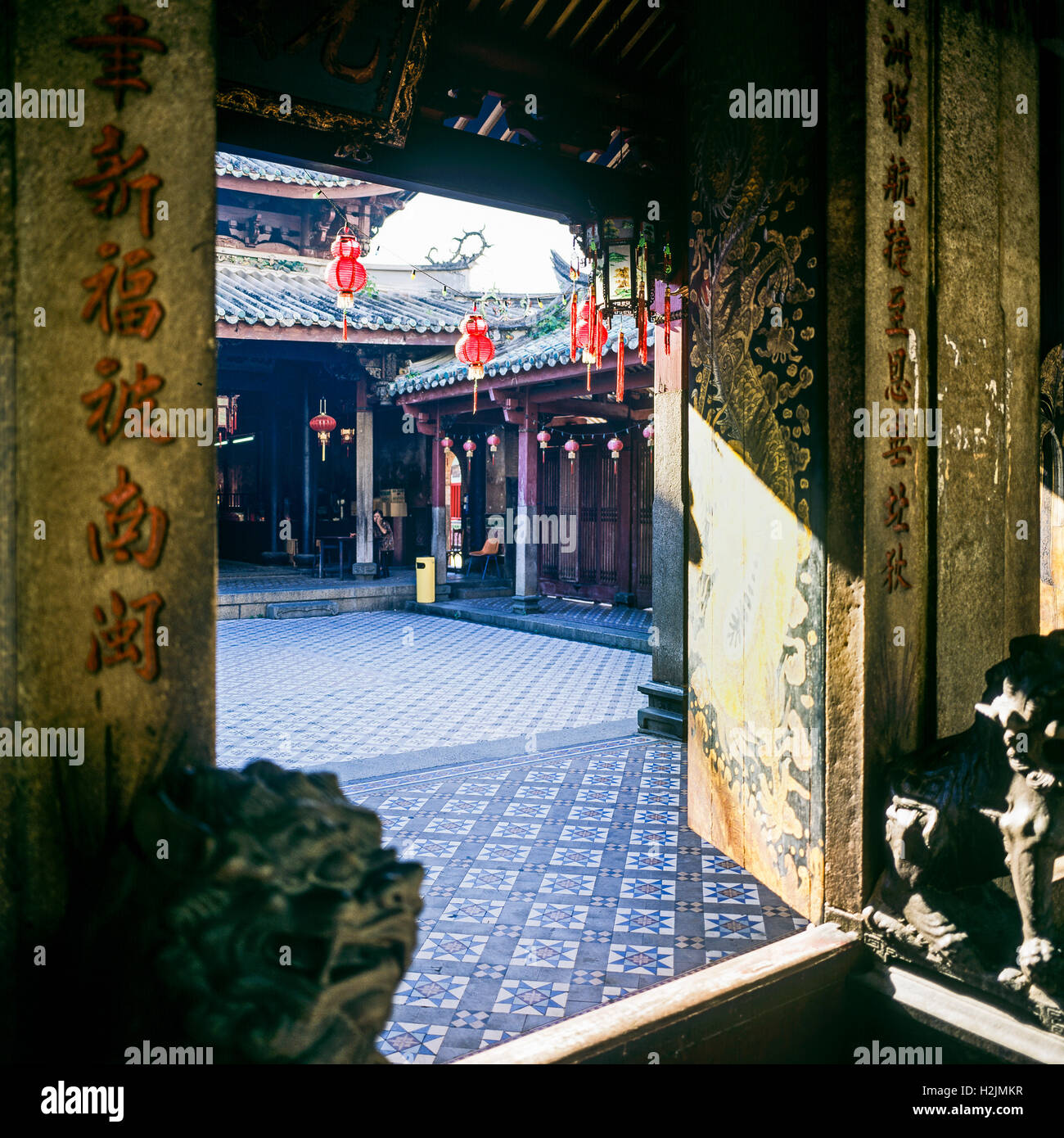 Thian Hock Keng Chinese temple courtyard, Singapore Stock Photo - Alamy