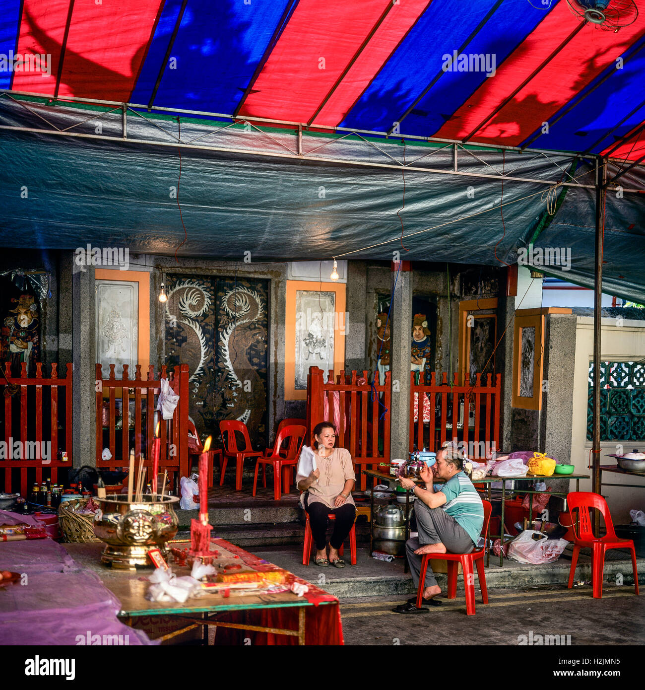 Couple religious booth hi-res stock photography and images - Alamy