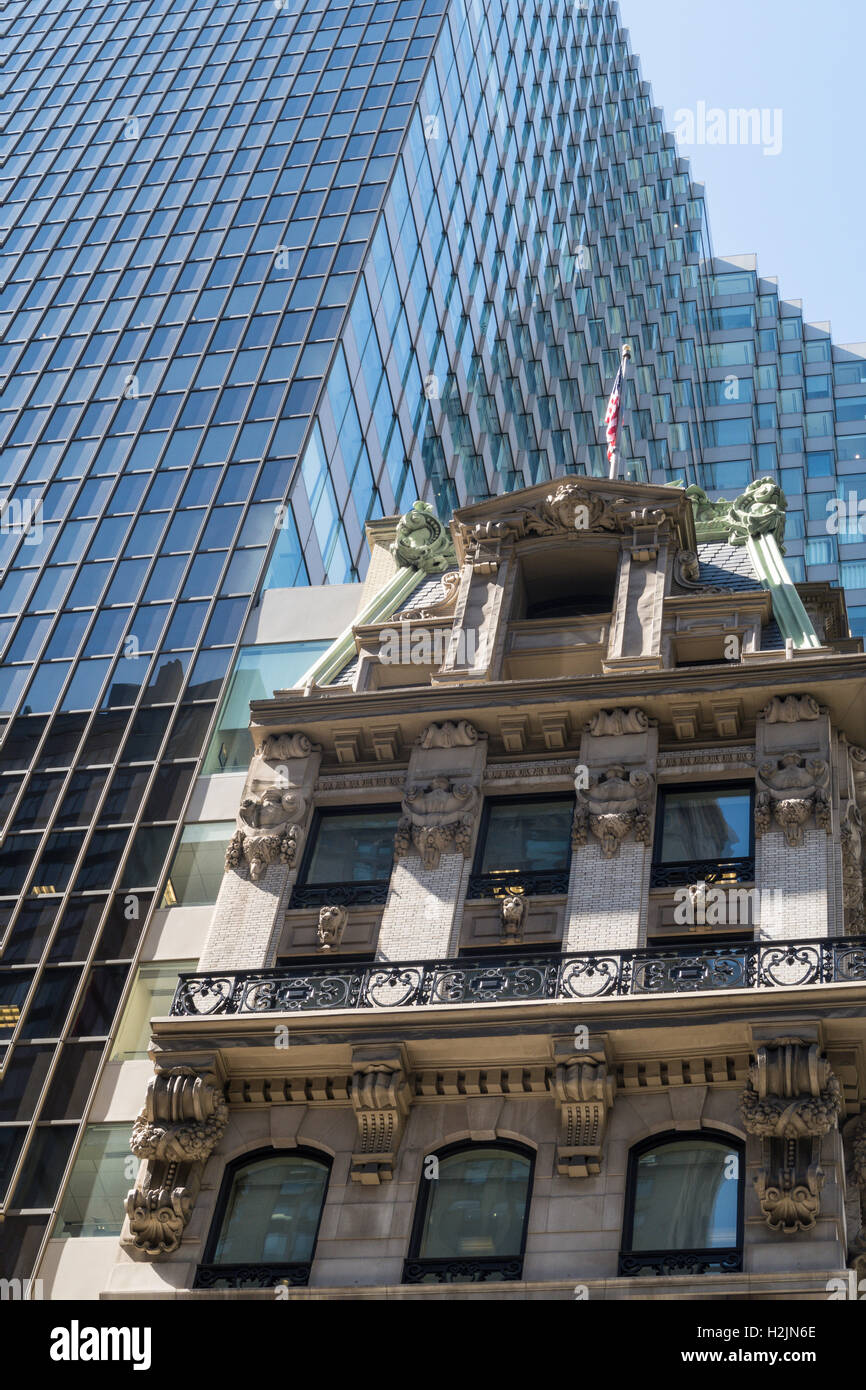 452 Fifth Avenue, Beaux-Arts and Modern Tower, NYC Stock Photo - Alamy