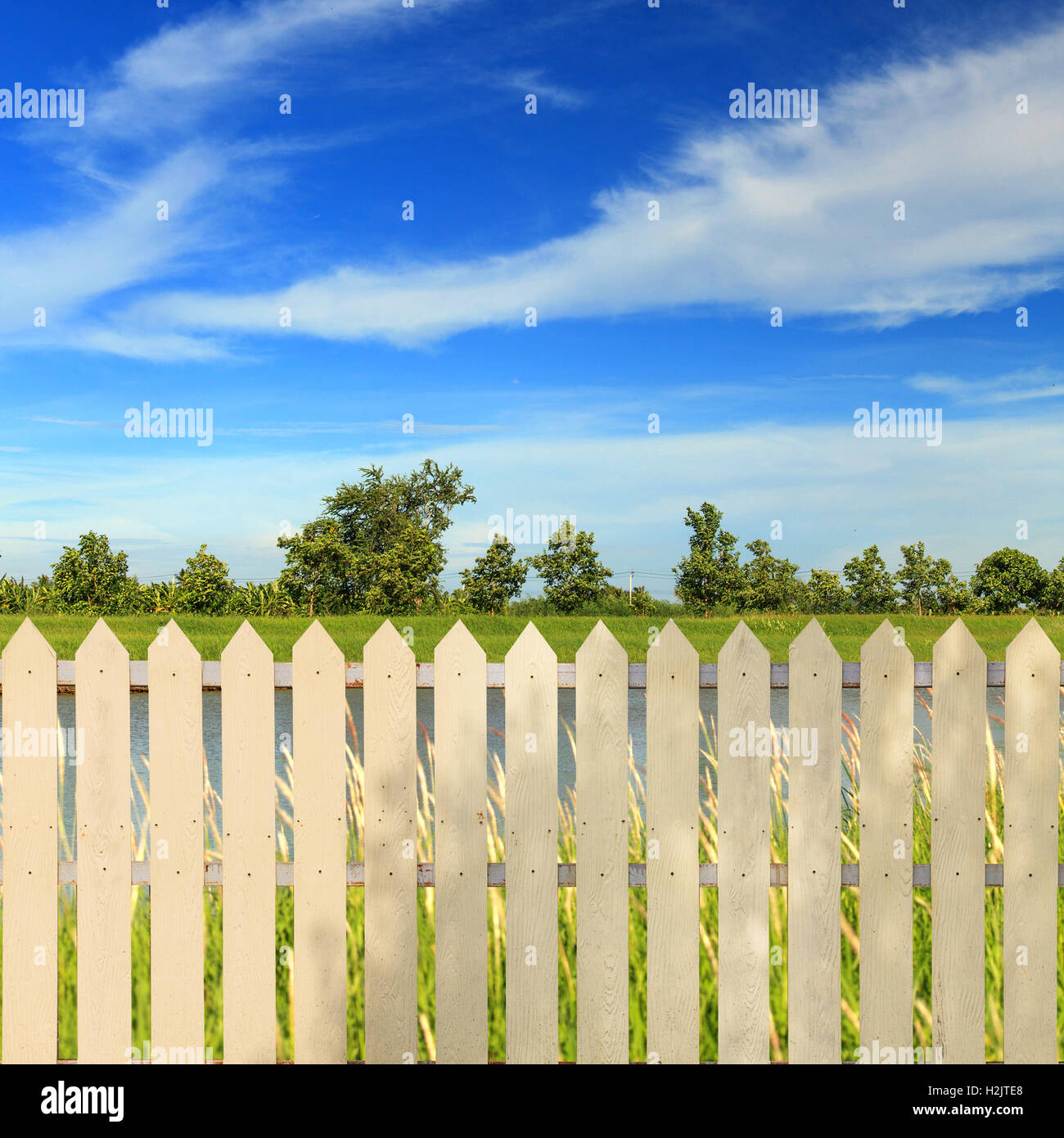 White fences hi-res stock photography and images - Alamy