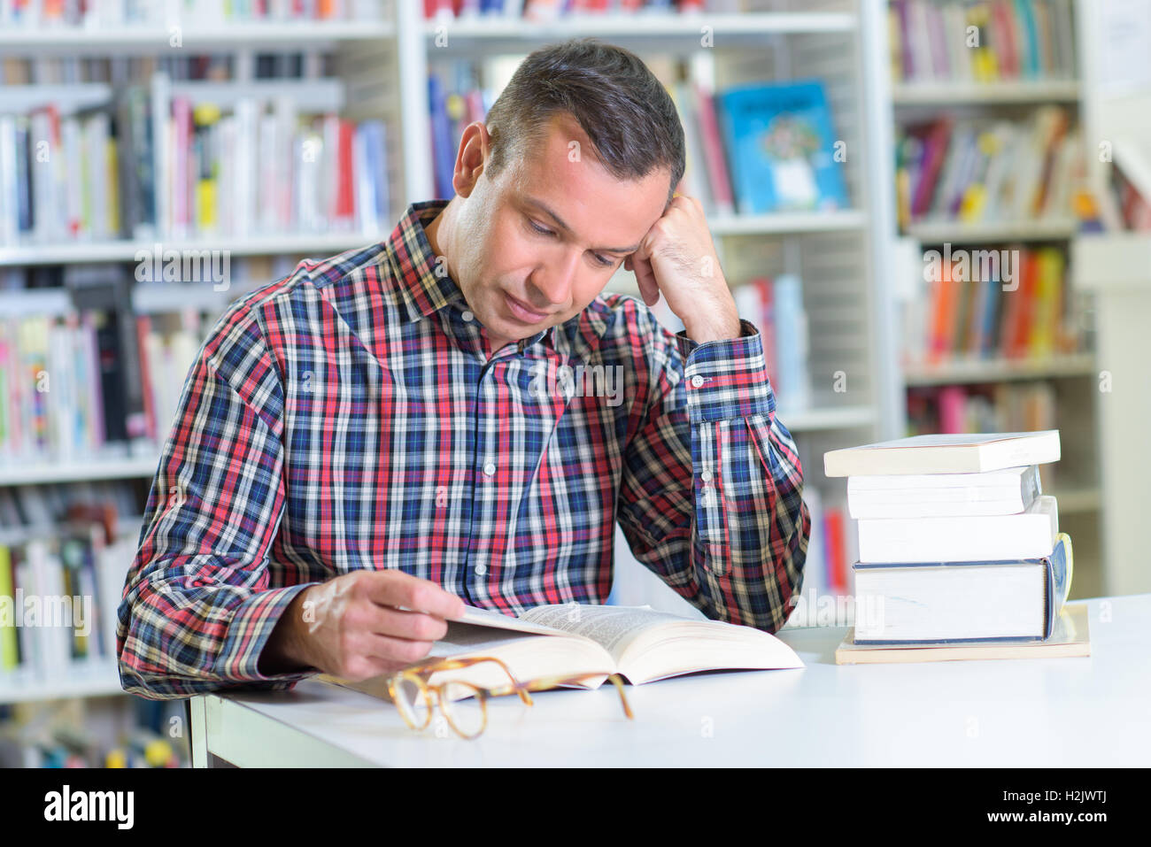 Avid reader hi-res stock photography and images - Alamy