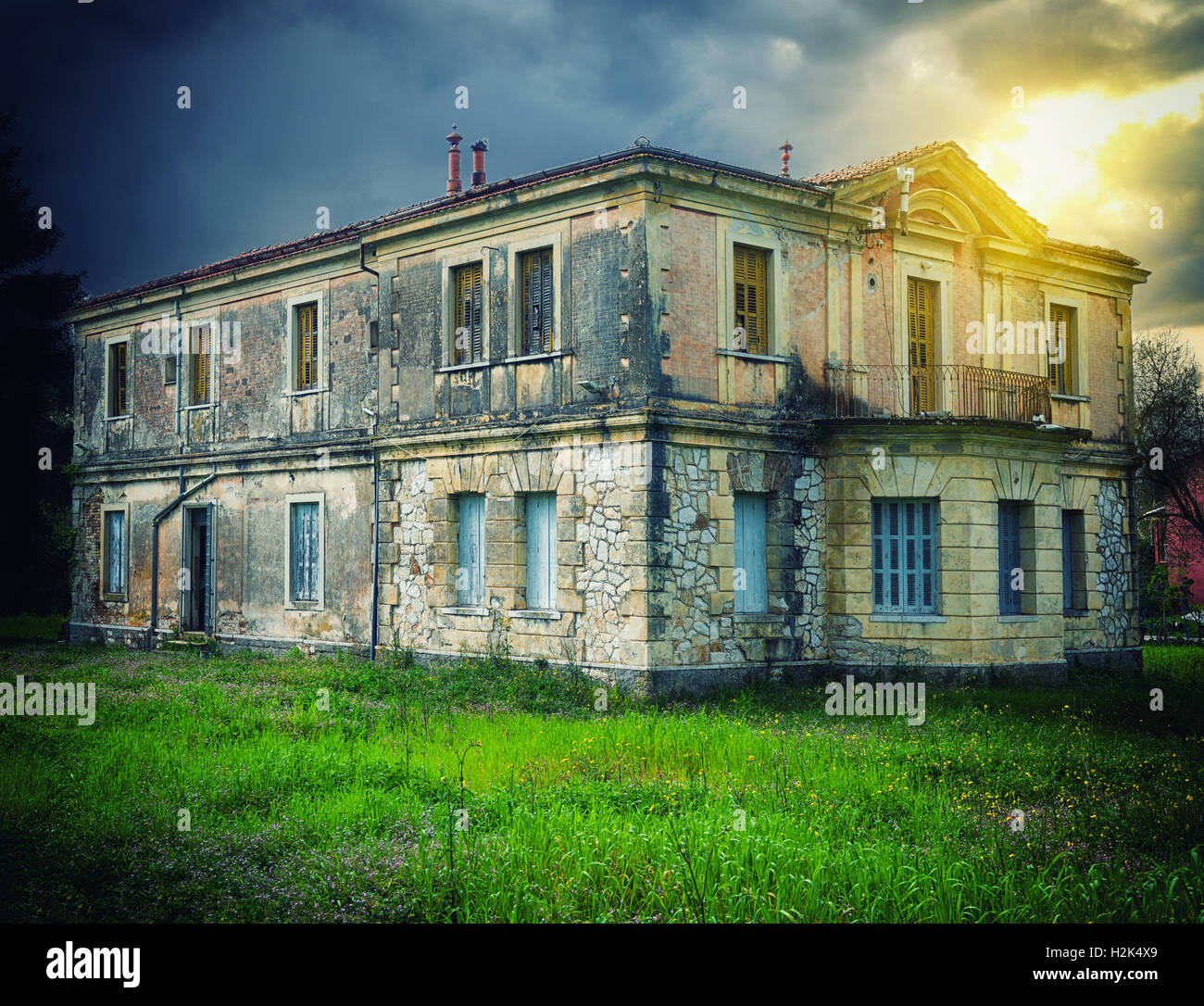 An Old abandoned haunted house Stock Photo - Alamy