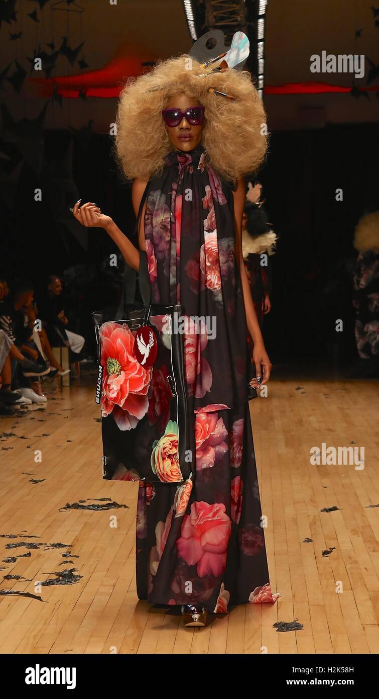 Sustainable fashion brand vin and omi hi-res stock photography and ...