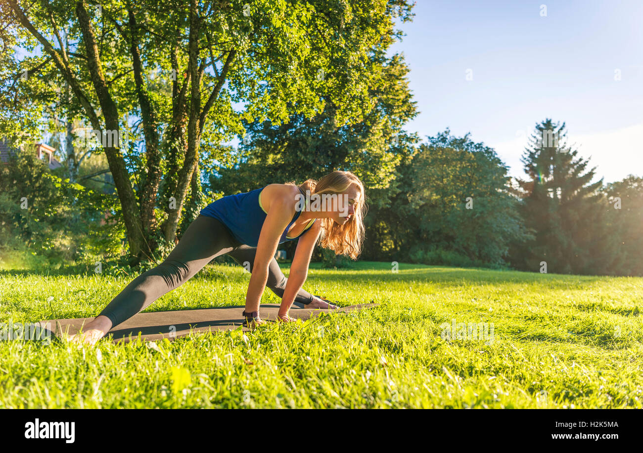 Woman doing the splits hi-res stock photography and images - Alamy