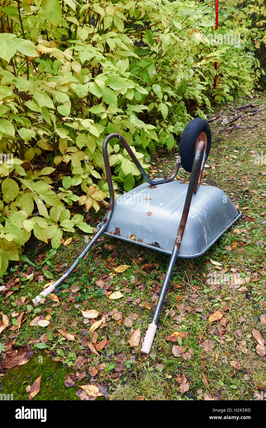 Galvanized steel wheelbarrow hi-res stock photography and images - Alamy