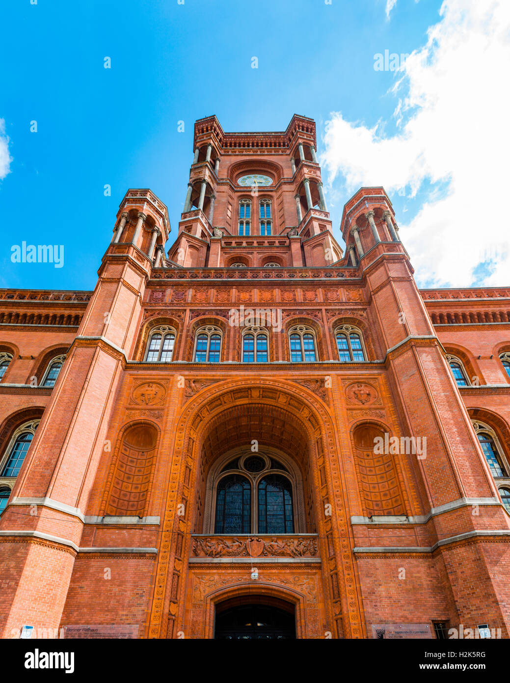 Red brick building hi-res stock photography and images - Alamy