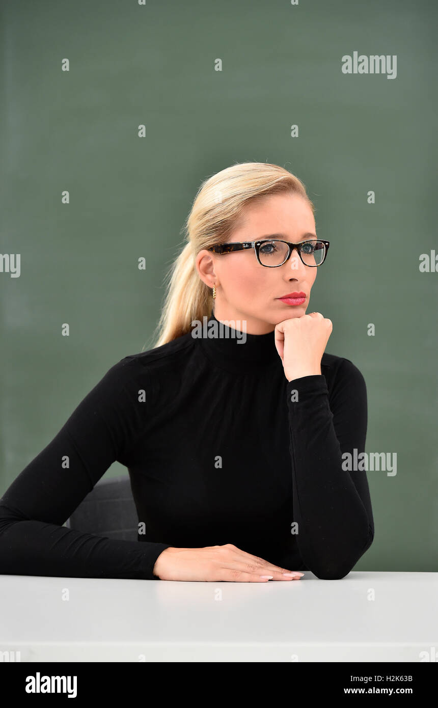 Female teacher in front of a class hi-res stock photography and images ...