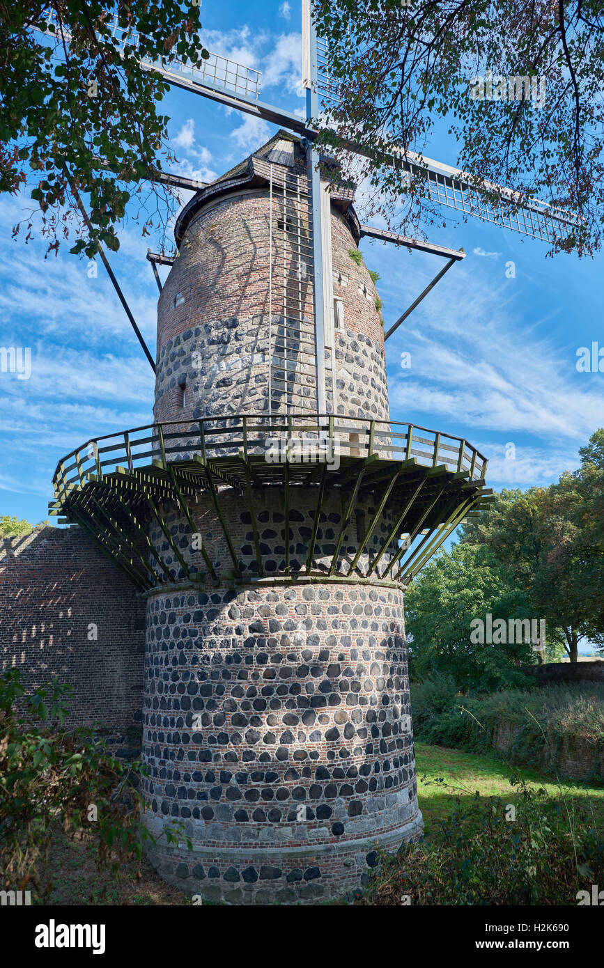 Facades of medieval houses hi-res stock photography and images - Alamy