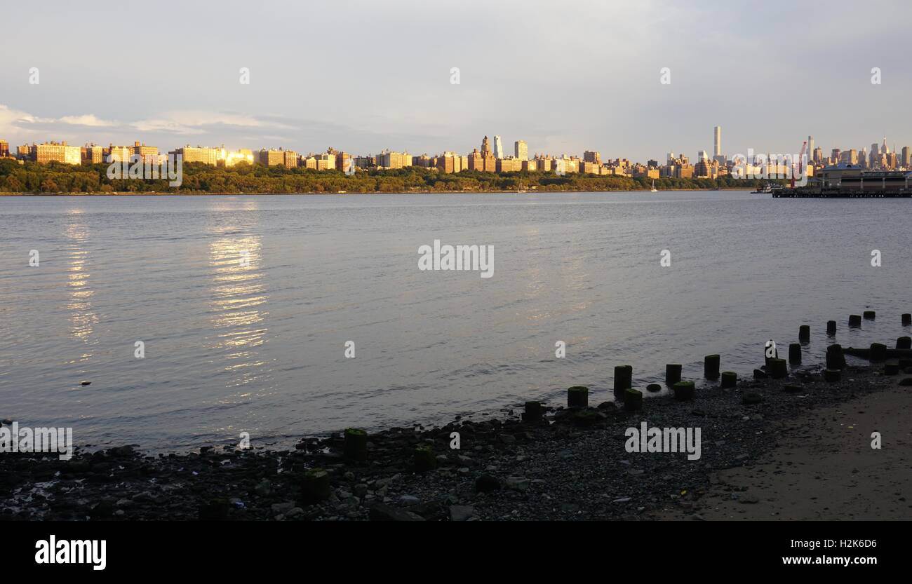 View of the Manhattan skyline in New York City seen from Edgewater, New ...