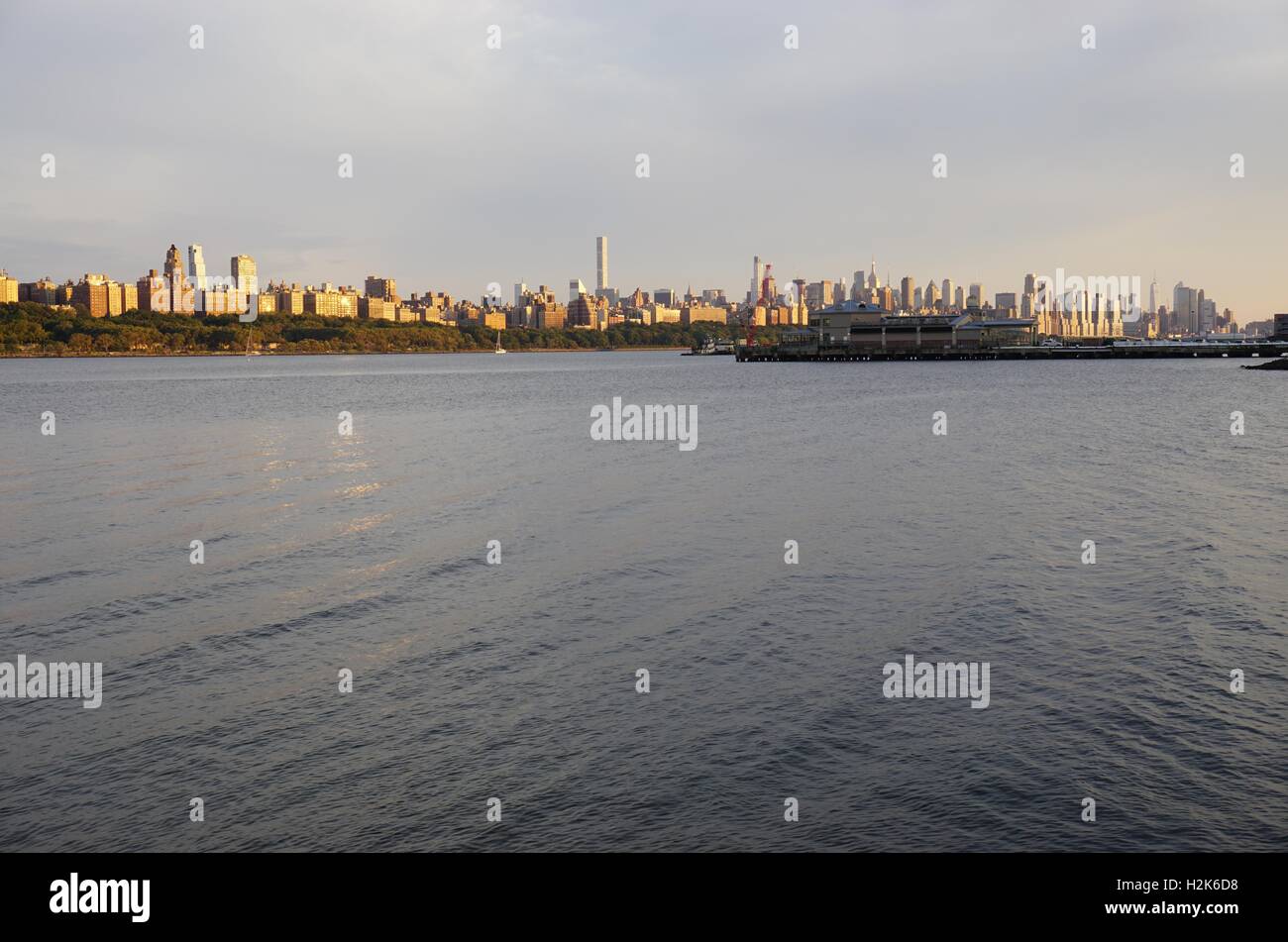 View of the Manhattan skyline in New York City seen from Edgewater, New ...