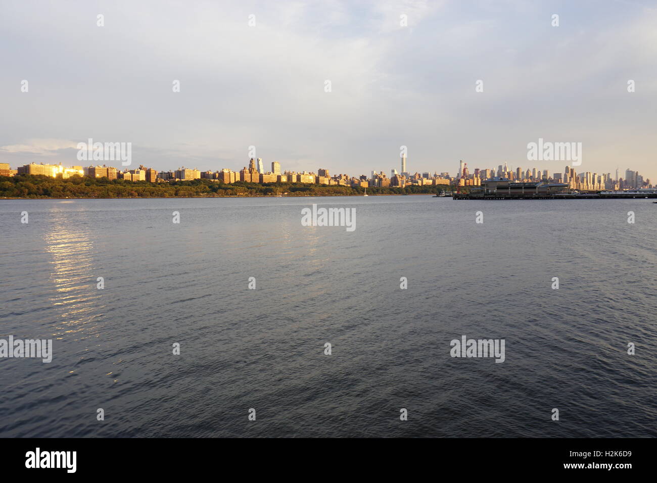 View of the Manhattan skyline in New York City seen from Edgewater, New ...
