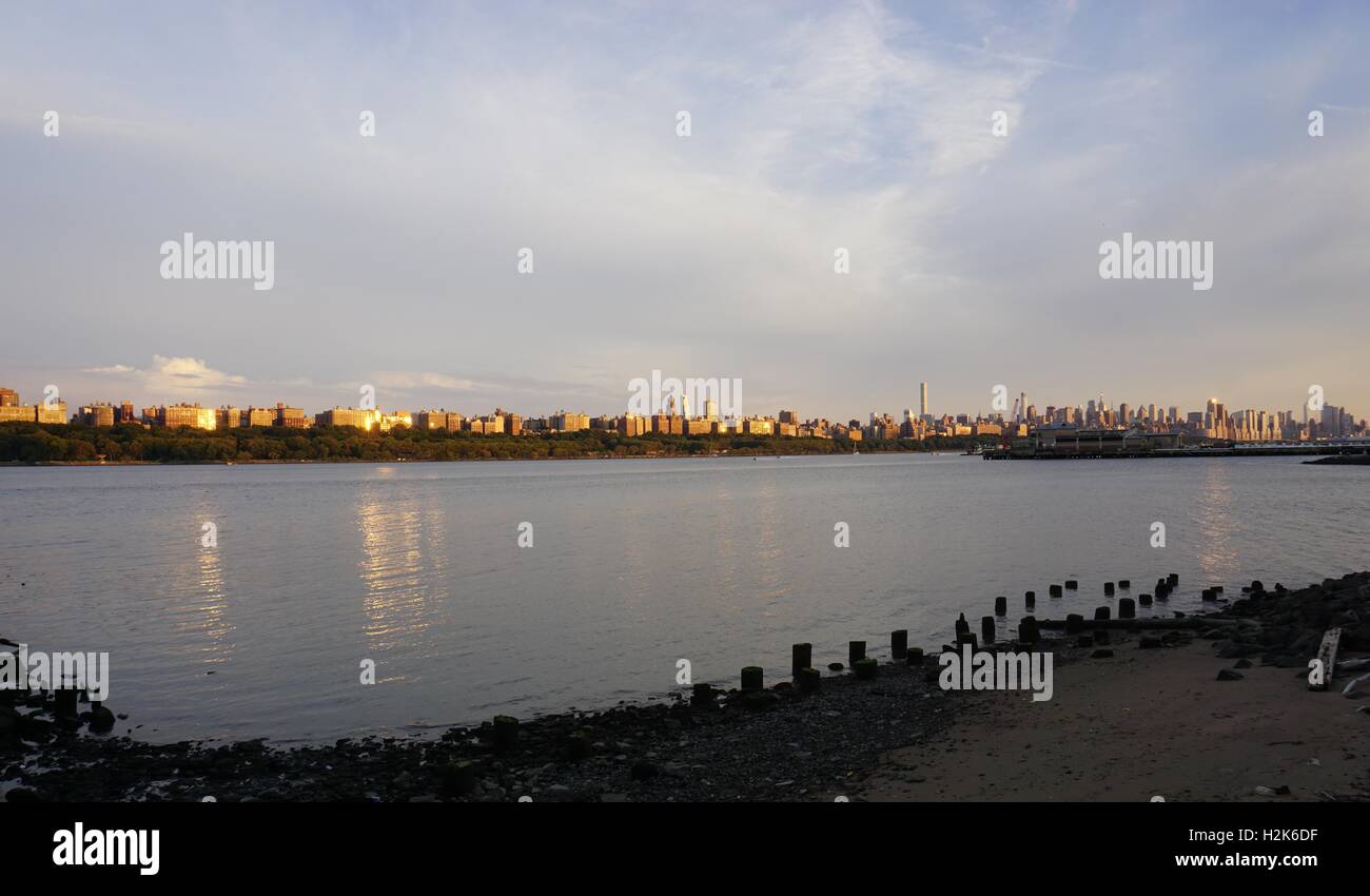 View of the Manhattan skyline in New York City seen from Edgewater, New ...