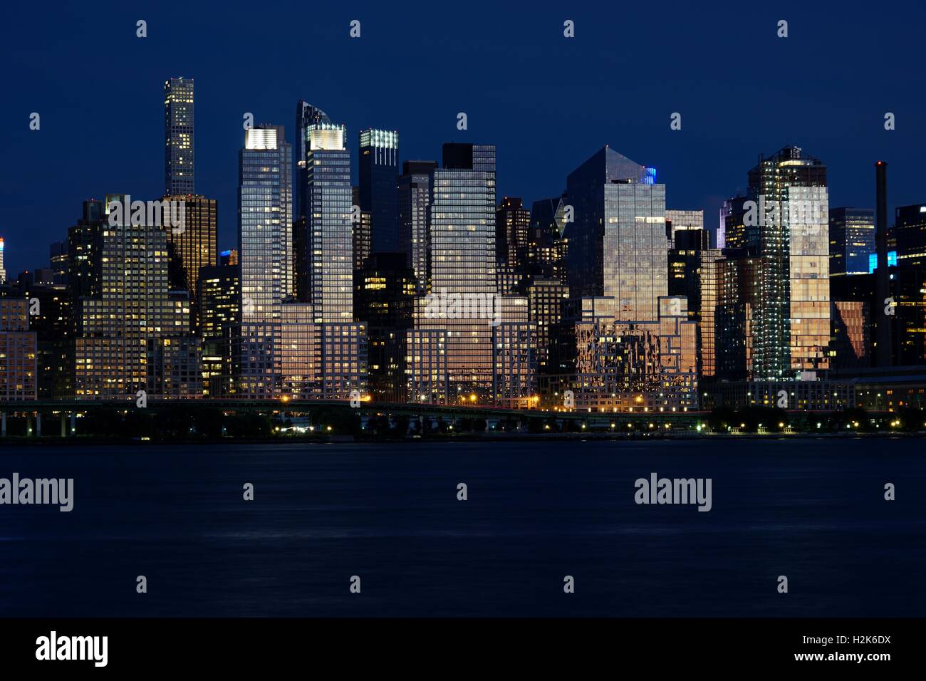 View of the Manhattan skyline in New York City seen from Edgewater, New ...
