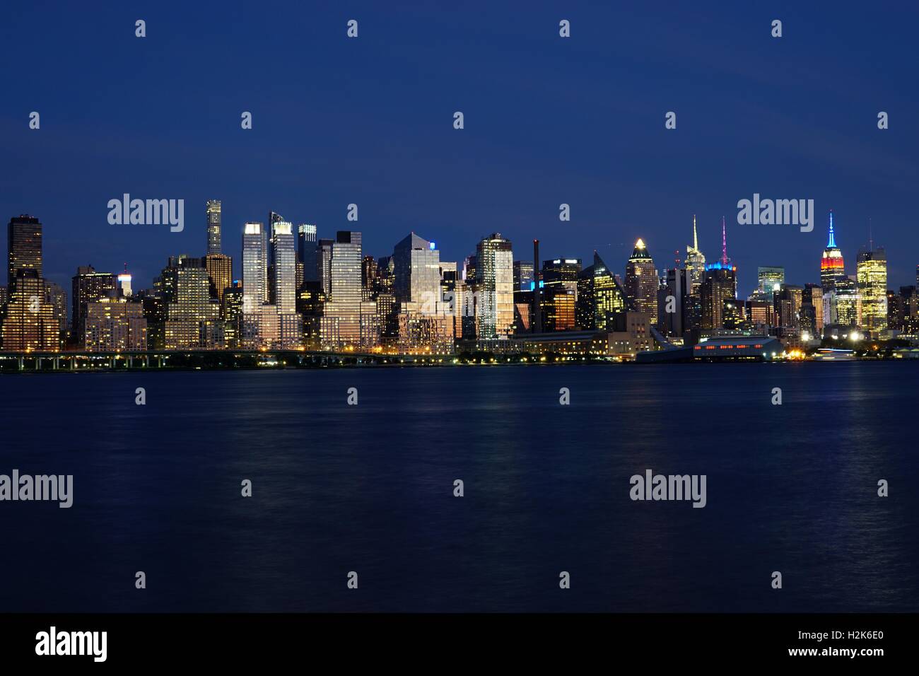 View of the Manhattan skyline in New York City seen from Edgewater, New ...