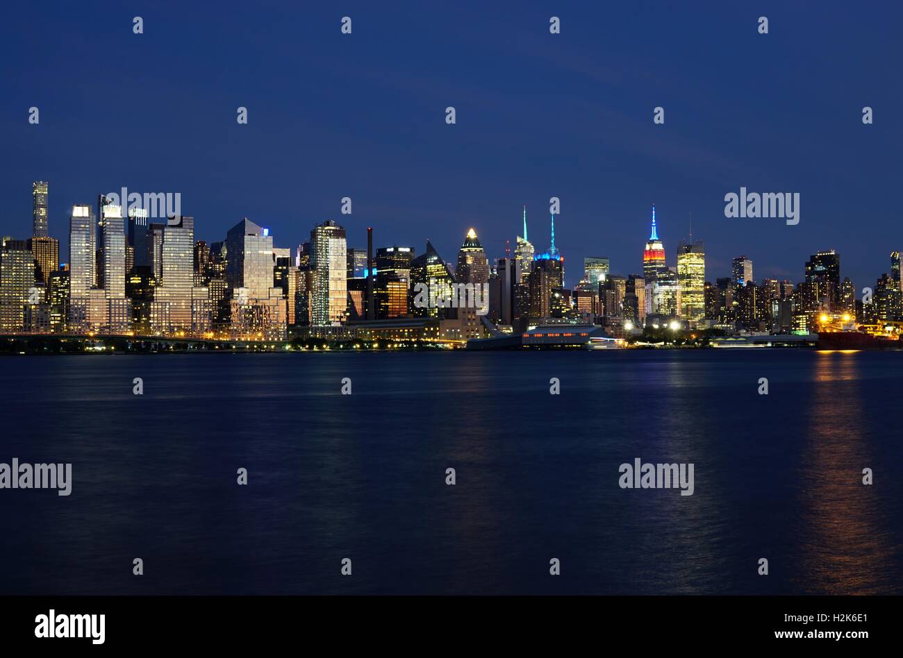 View of the Manhattan skyline in New York City seen from Edgewater, New ...