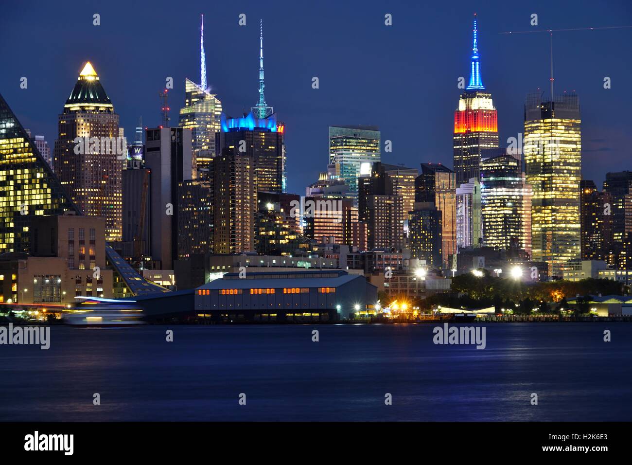 View of the Manhattan skyline in New York City seen from Edgewater, New ...