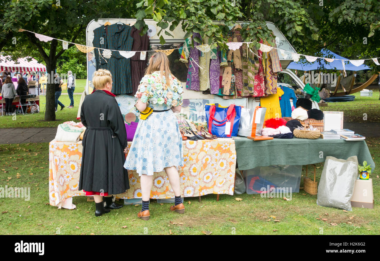 Stall selling clothes clothing hi-res stock photography and images - Alamy