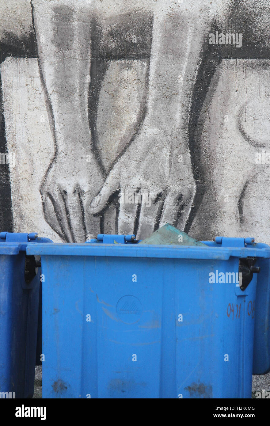 Rubbish bin funny hi-res stock photography and images - Alamy