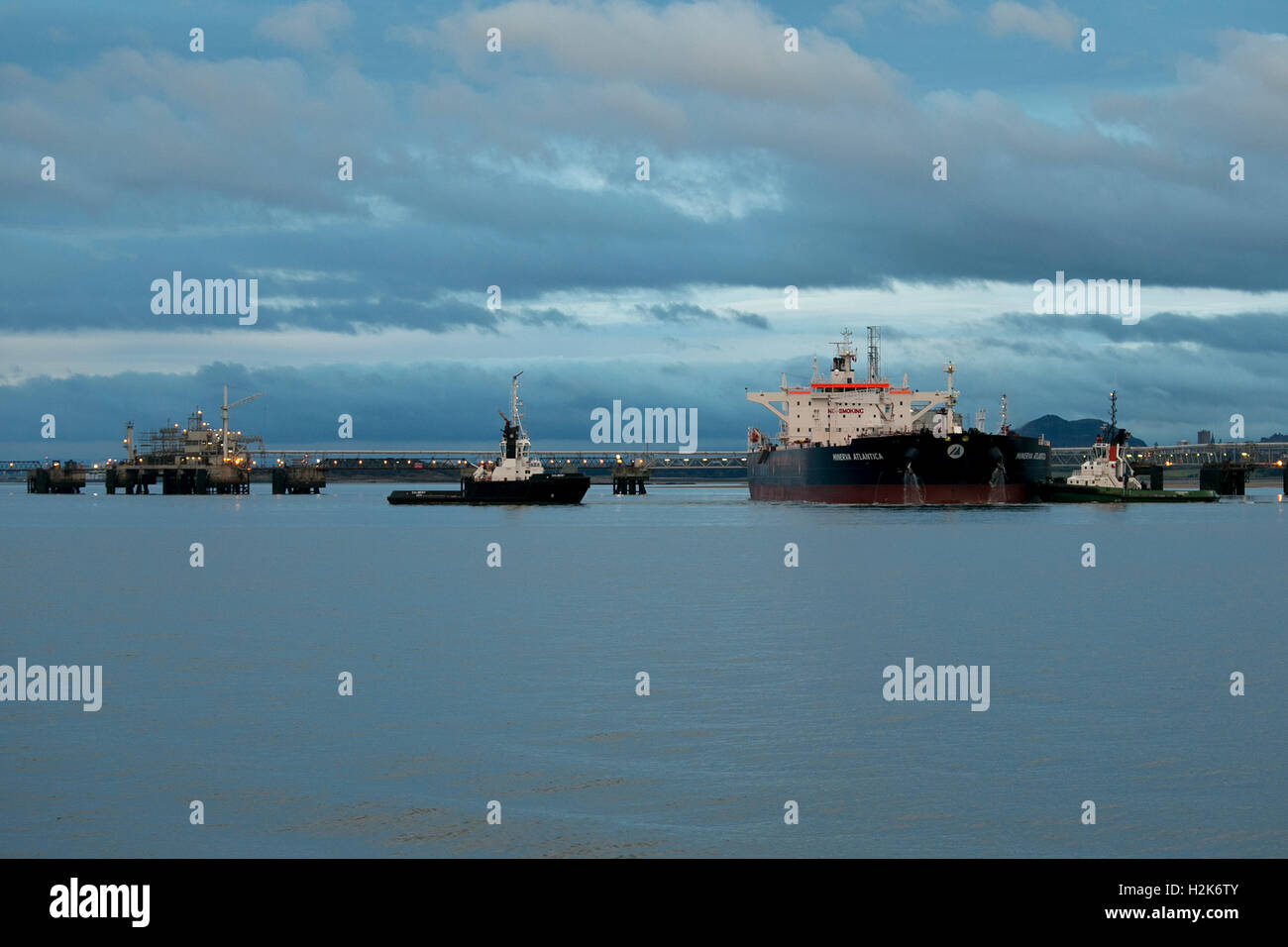 Oil tanker docked hi-res stock photography and images - Alamy
