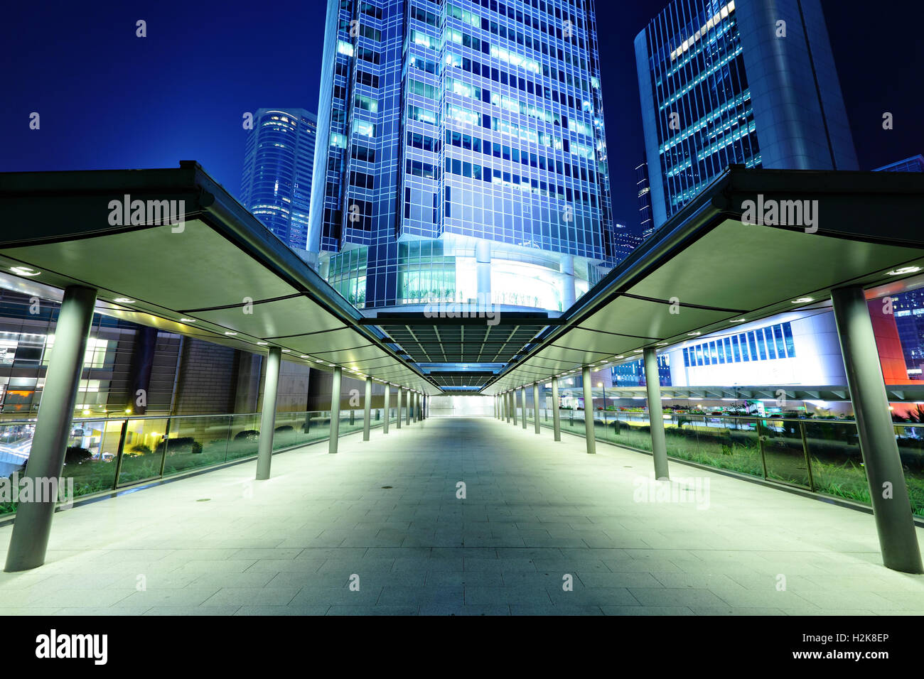Walkway to office building Stock Photo - Alamy