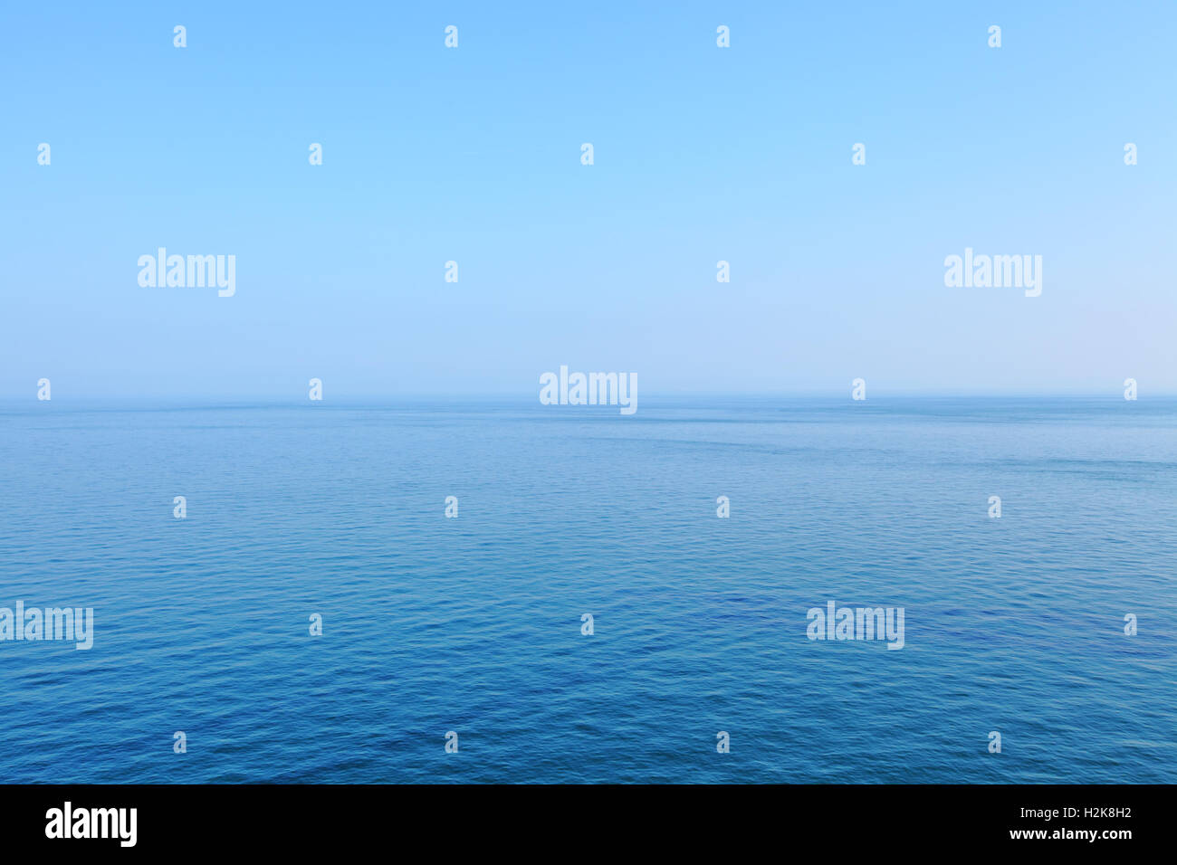 Blue water horizon hi-res stock photography and images - Alamy