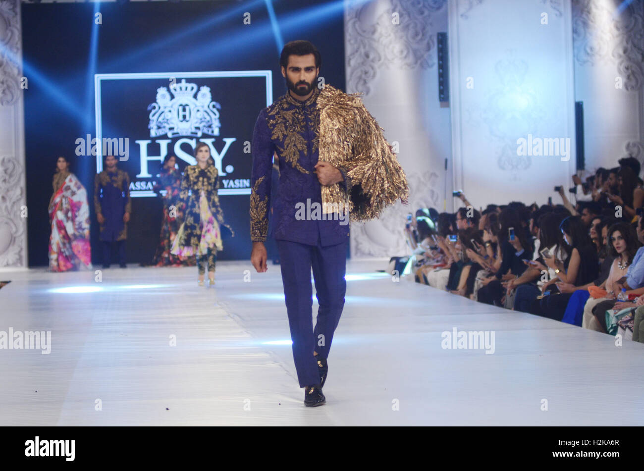 Lahore, Pakistan. 28th Sep, 2016. Pakistani models present creations by ...