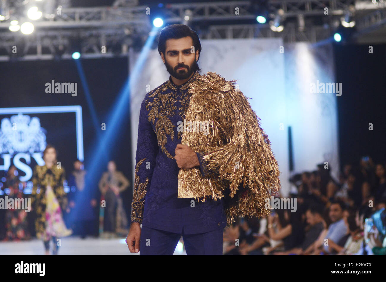 Lahore, Pakistan. 28th Sep, 2016. Pakistani models present creations by ...