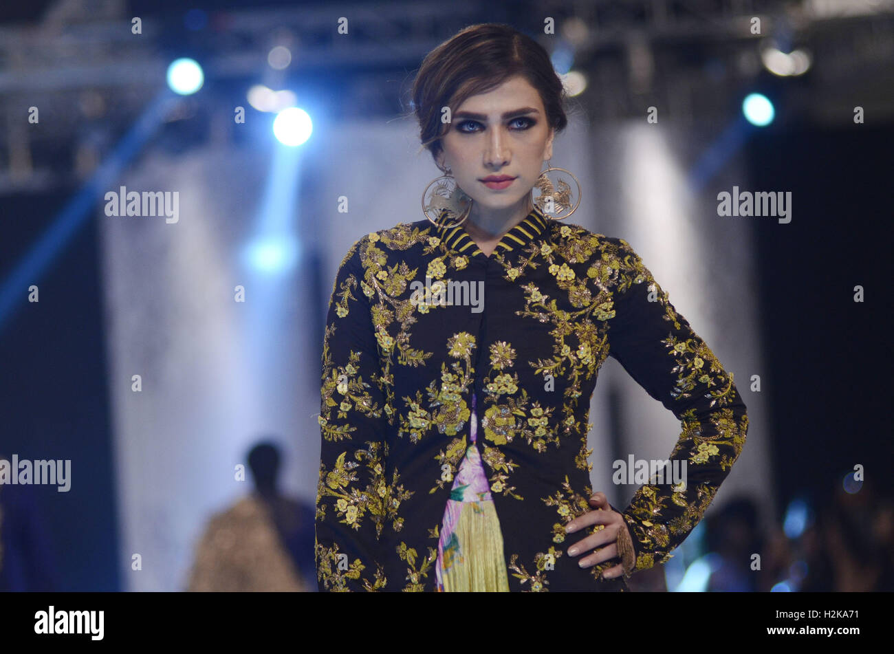 Lahore, Pakistan. 28th Sep, 2016. Pakistani models present creations by ...