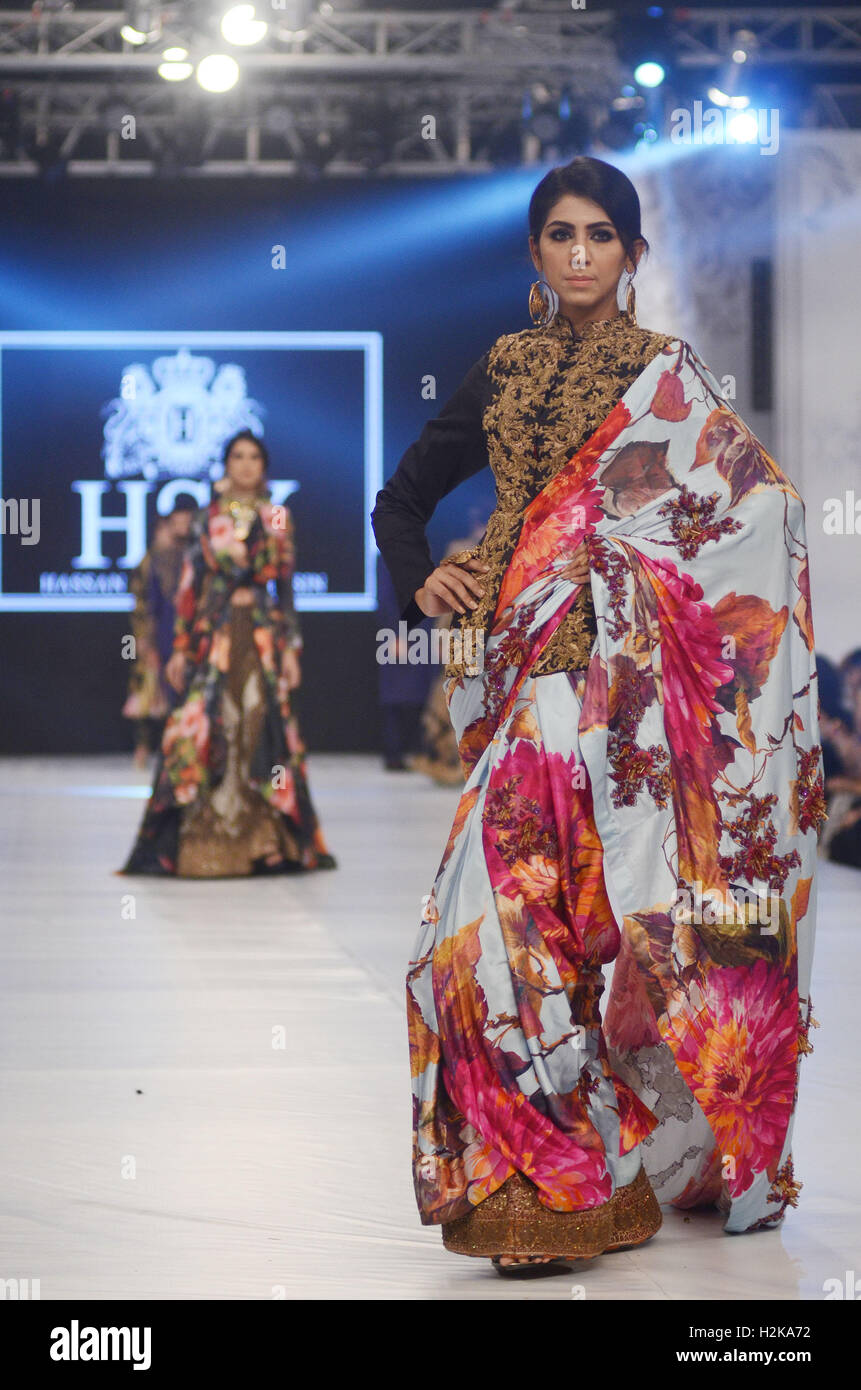 Lahore, Pakistan. 28th Sep, 2016. Pakistani models present creations by ...