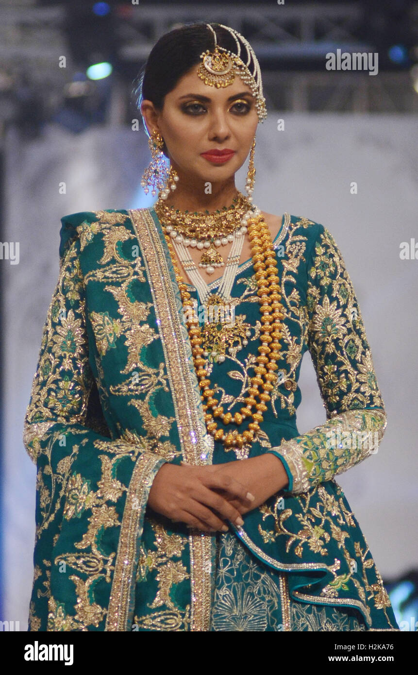 Lahore, Pakistan. 28th Sep, 2016. Pakistani models present creations by ...