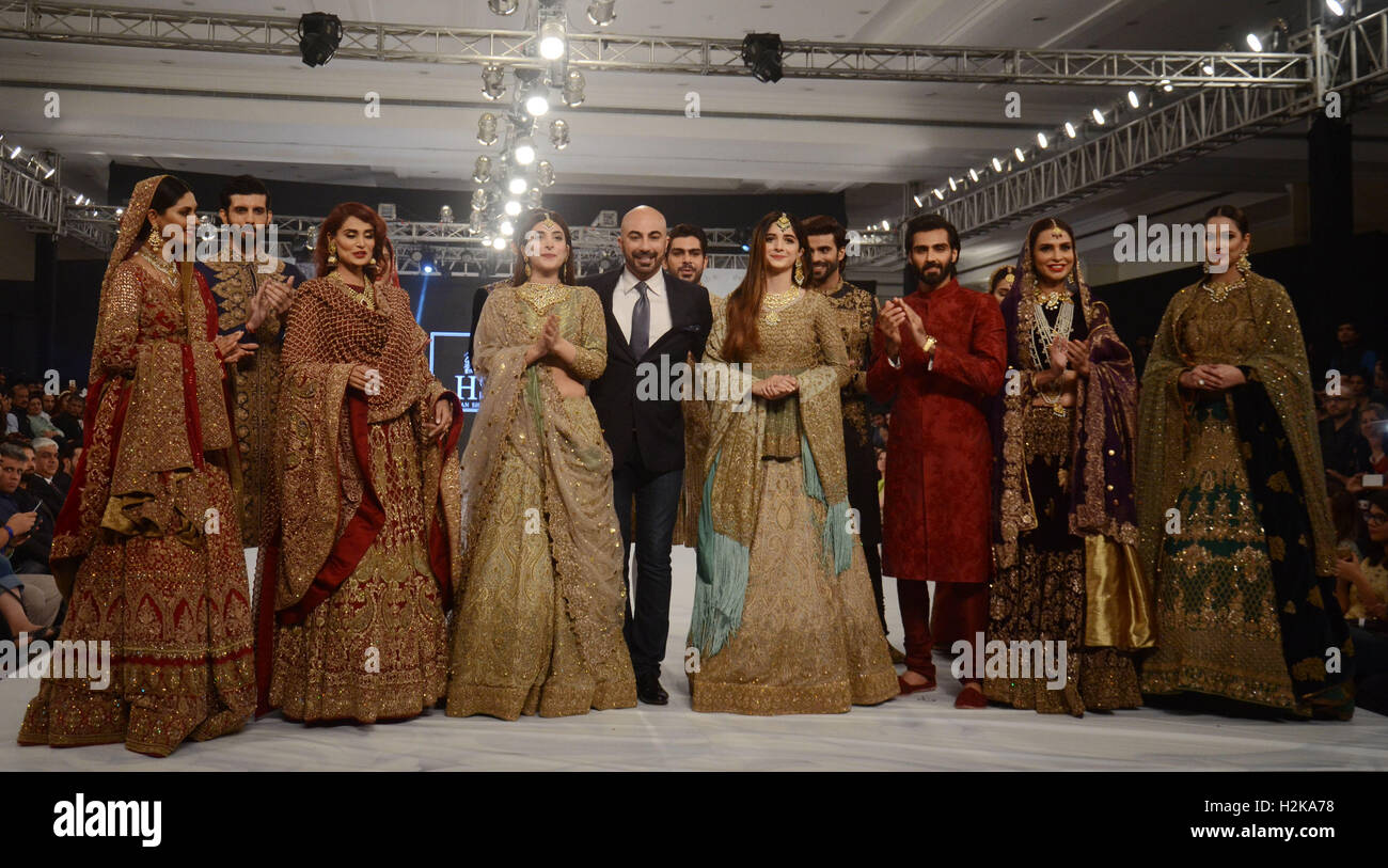 Lahore, Pakistan. 28th Sep, 2016. Pakistani models present creations by ...