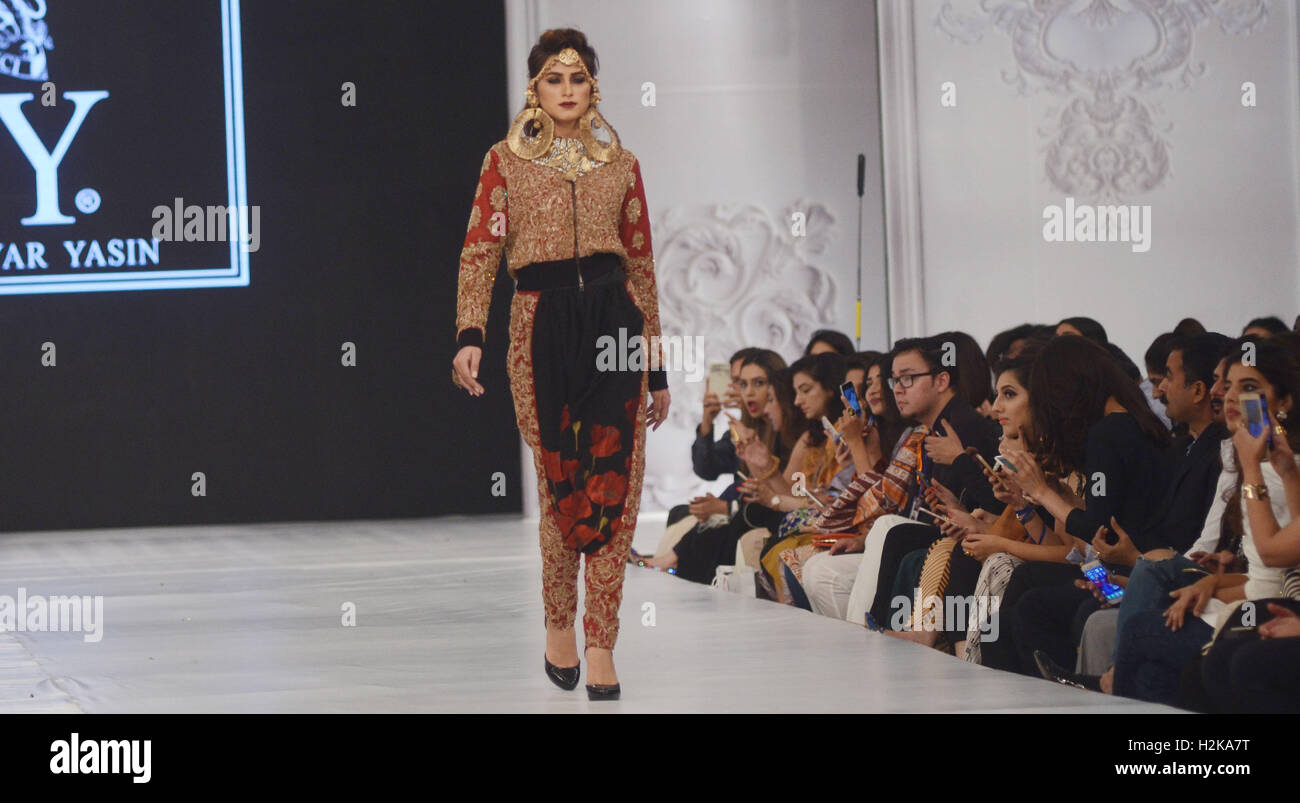 Lahore, Pakistan. 28th Sep, 2016. Pakistani models present creations by ...