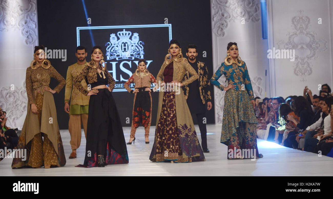 Fahsion model hi-res stock photography and images - Alamy