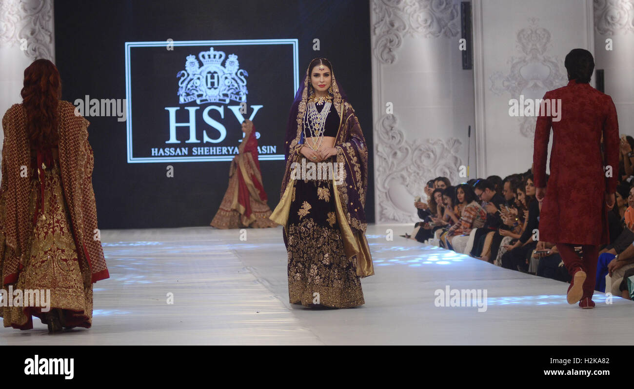 Lahore, Pakistan. 28th Sep, 2016. Pakistani models present creations by ...