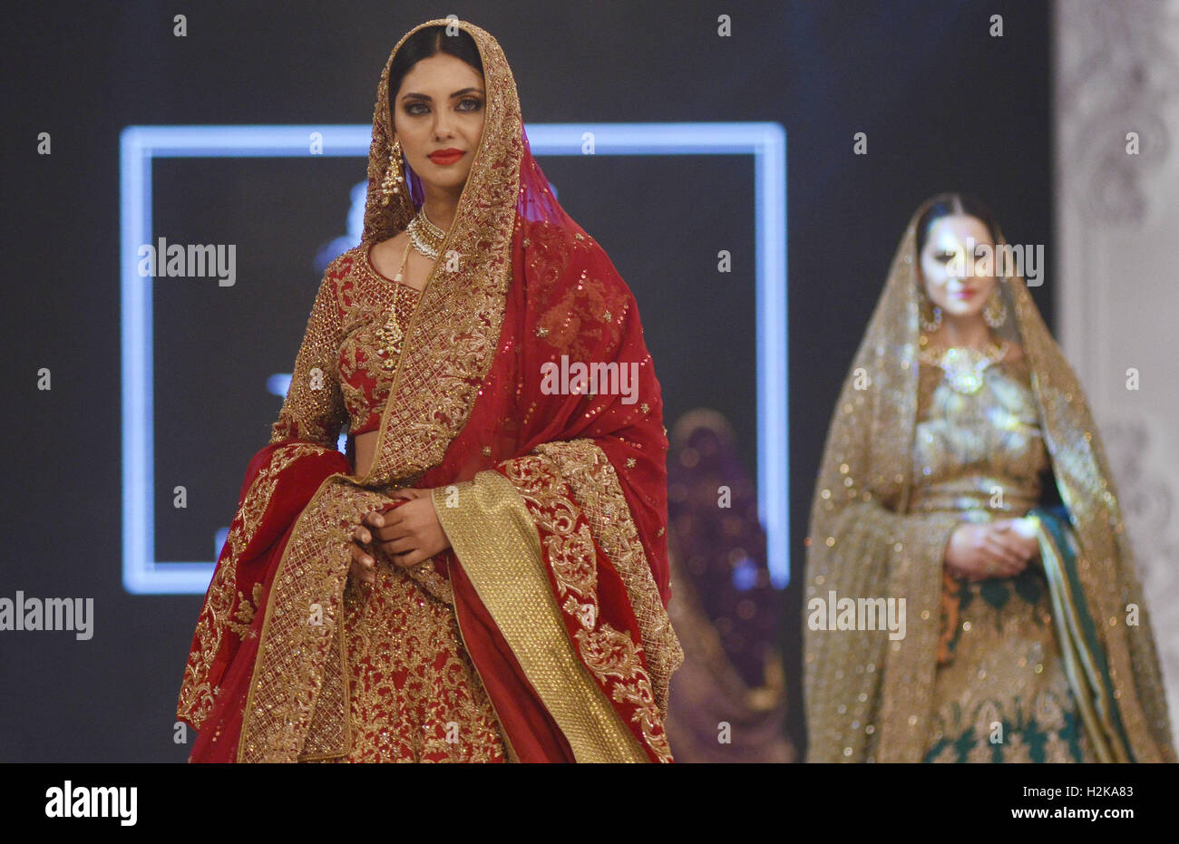 Lahore, Pakistan. 28th Sep, 2016. Pakistani models present creations by ...