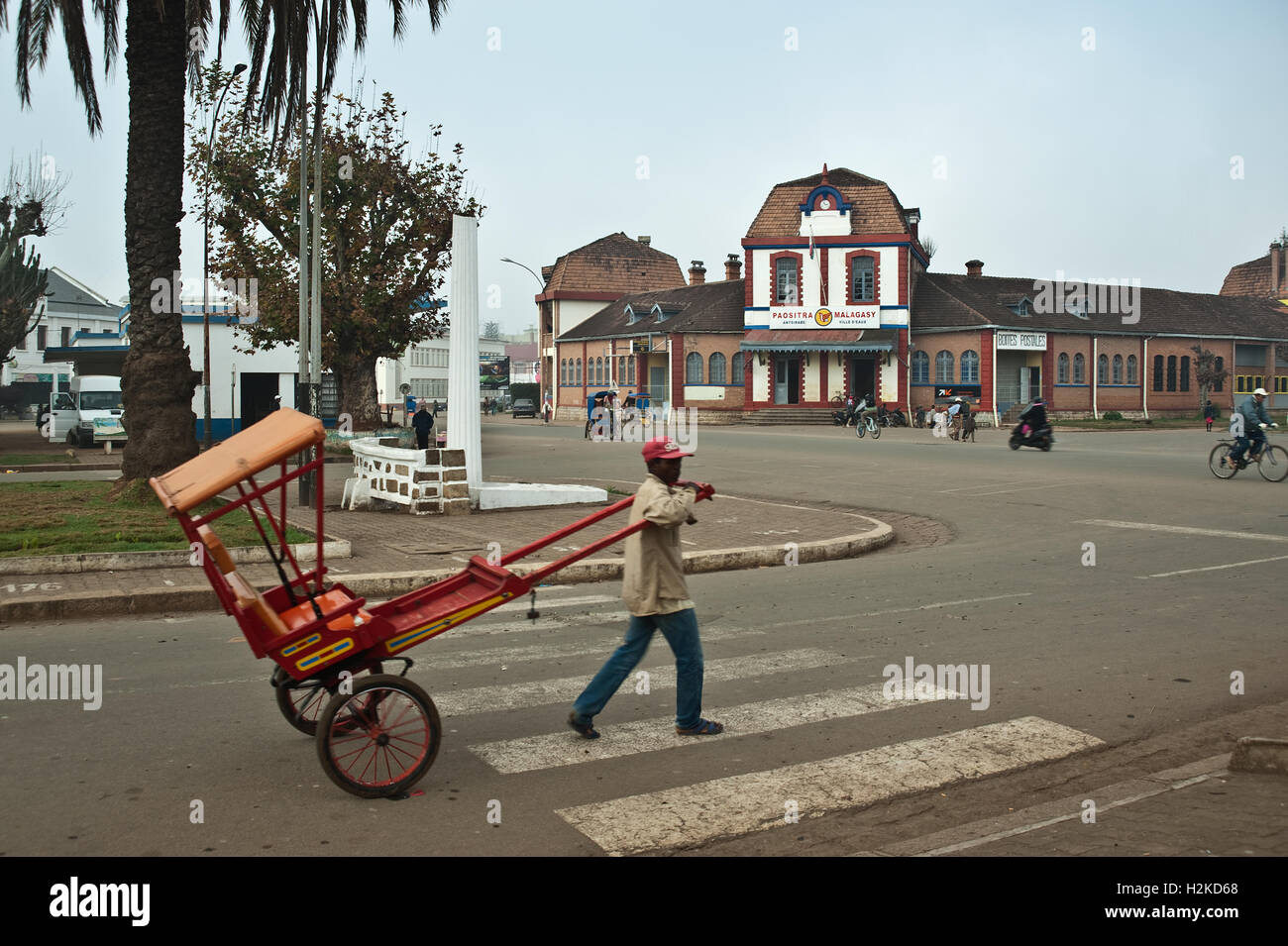 Pulled rickshaw monument hi-res stock photography and images - Alamy