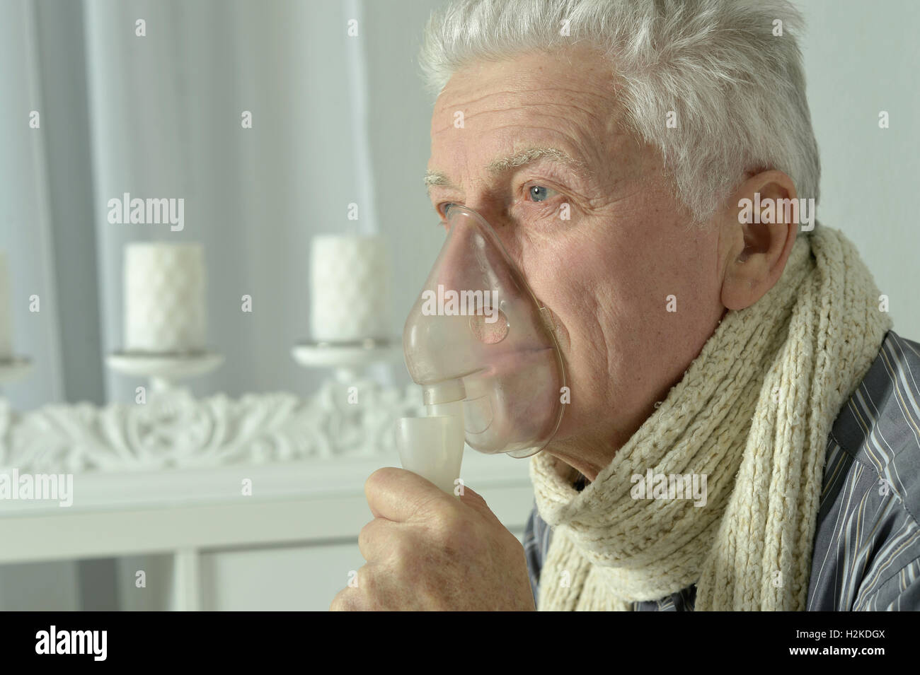 elderly man with flu inhalation Stock Photo - Alamy