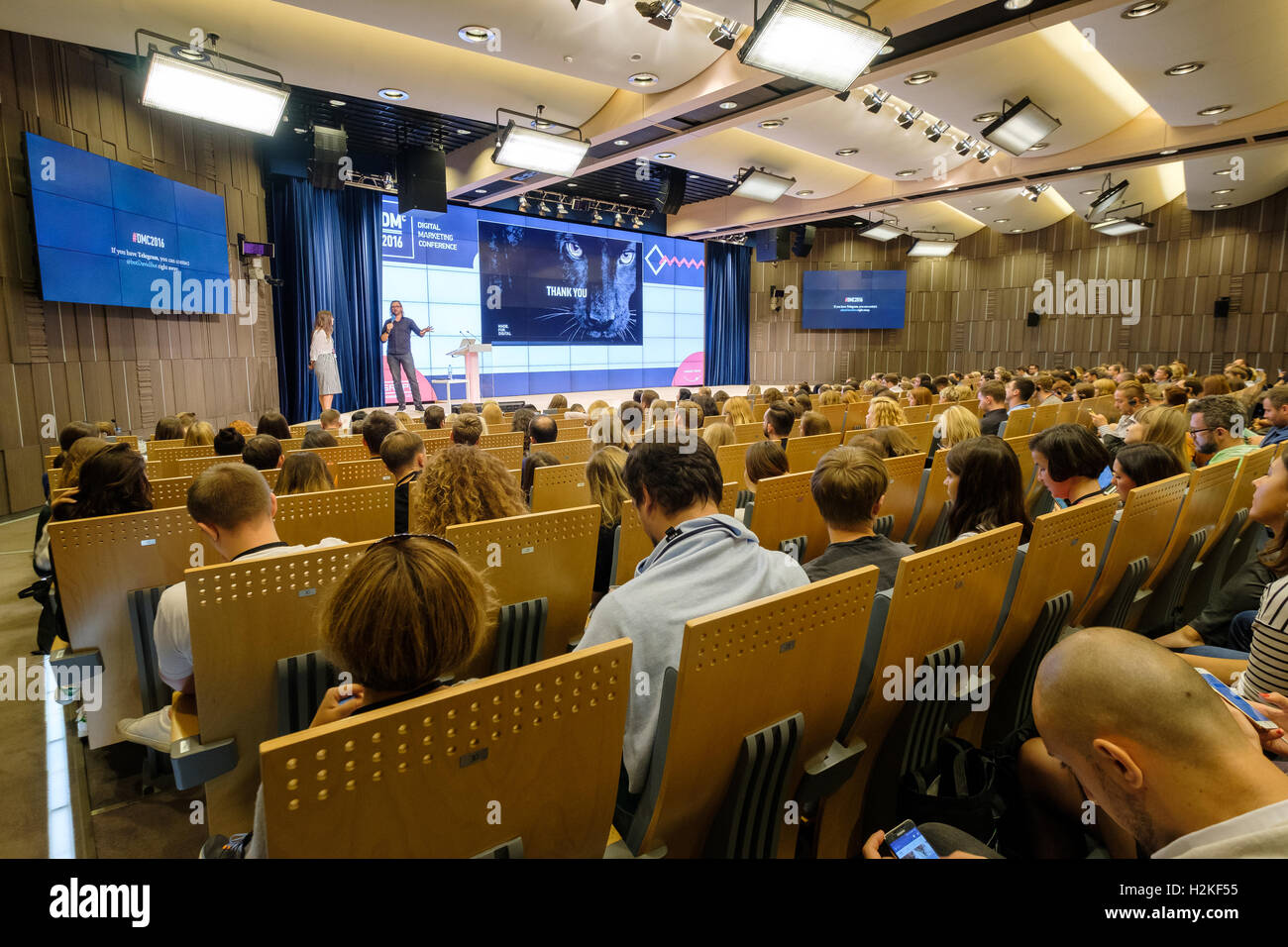 Audience in conference hall hi-res stock photography and images - Alamy