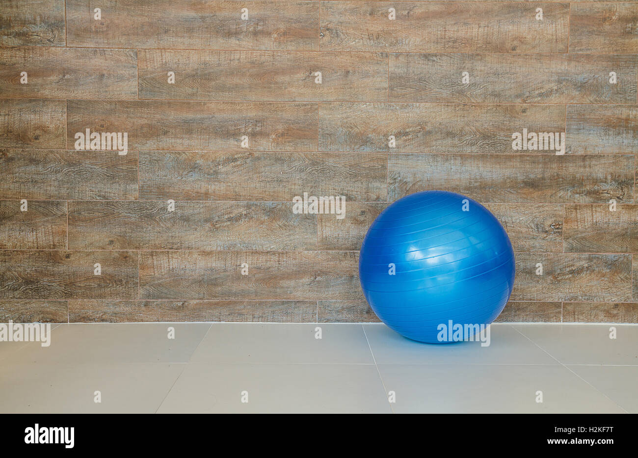 Ball wall bounce hi-res stock photography and images - Alamy