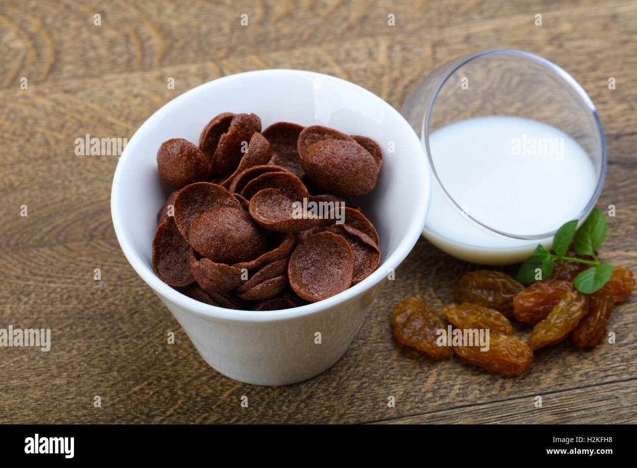 Choco corn flakes with milk and raisin Stock Photo - Alamy