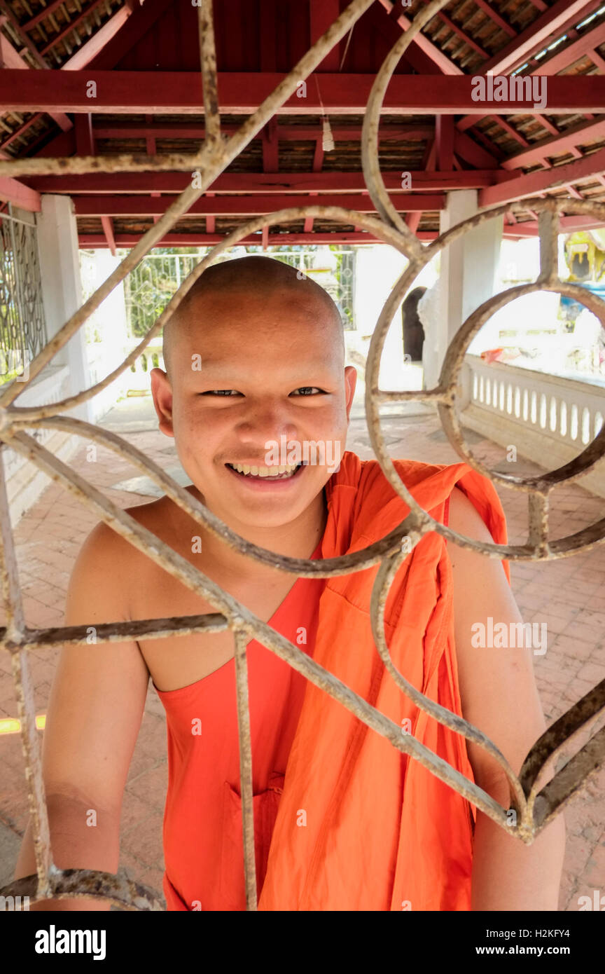 Novice monk by temple hi-res stock photography and images - Alamy