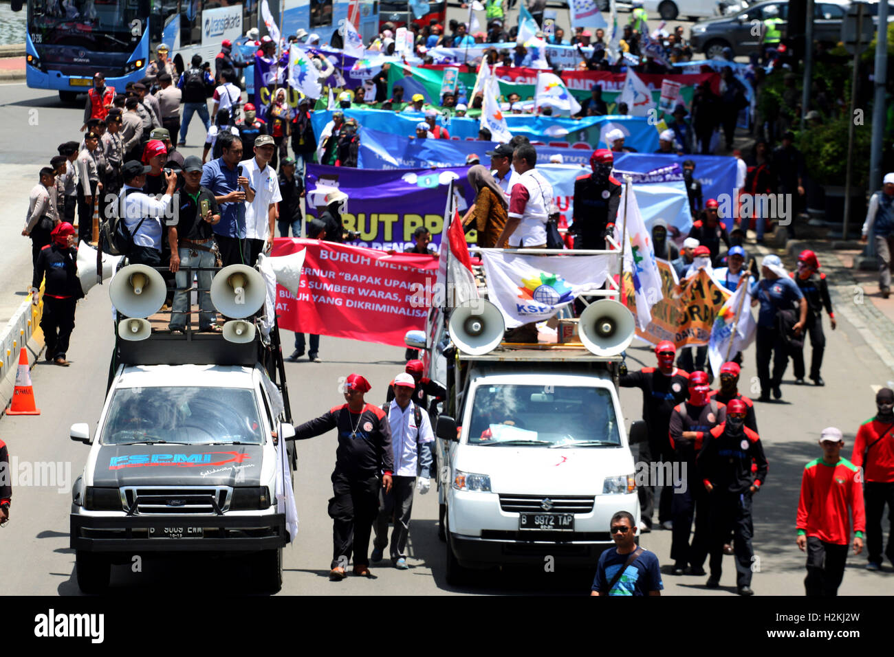 Jakarta, Indonesia. 29th Sep, 2016. Indonesian workers take part in a ...