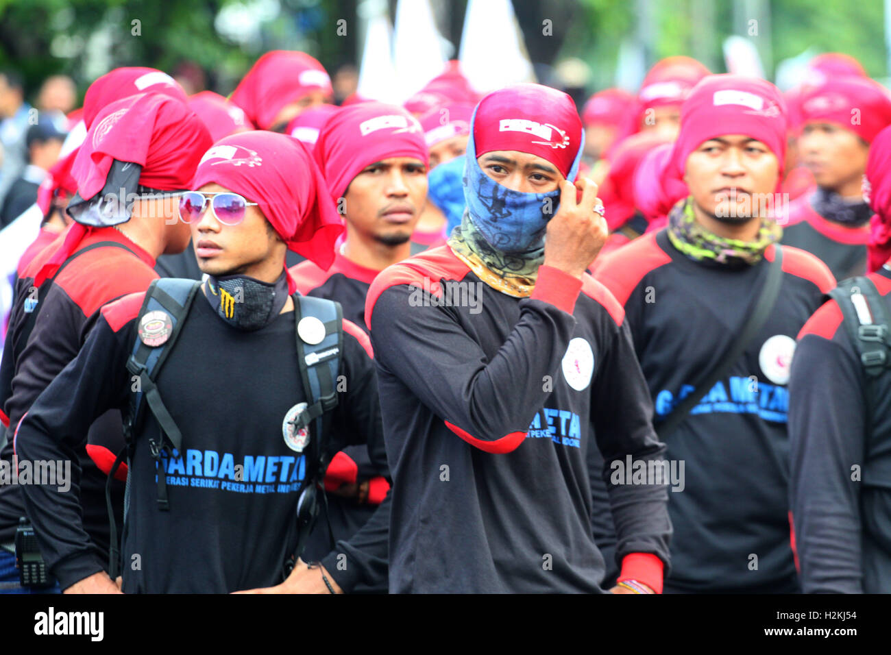 Jakarta, Indonesia. 29th Sep, 2016. Indonesian workers take part in a ...