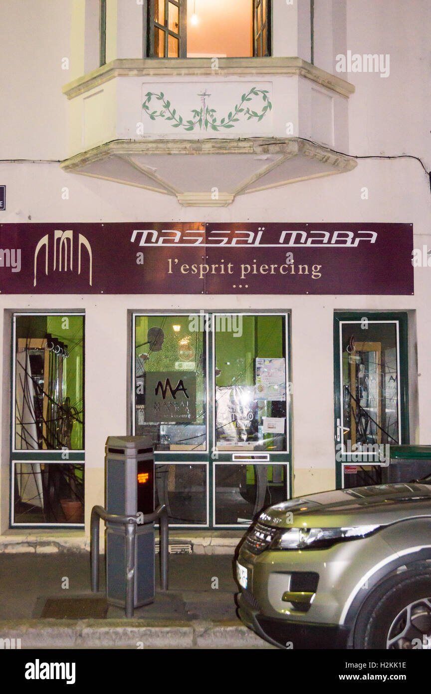 Tattoo parlour shopfront hi-res stock photography and images - Alamy